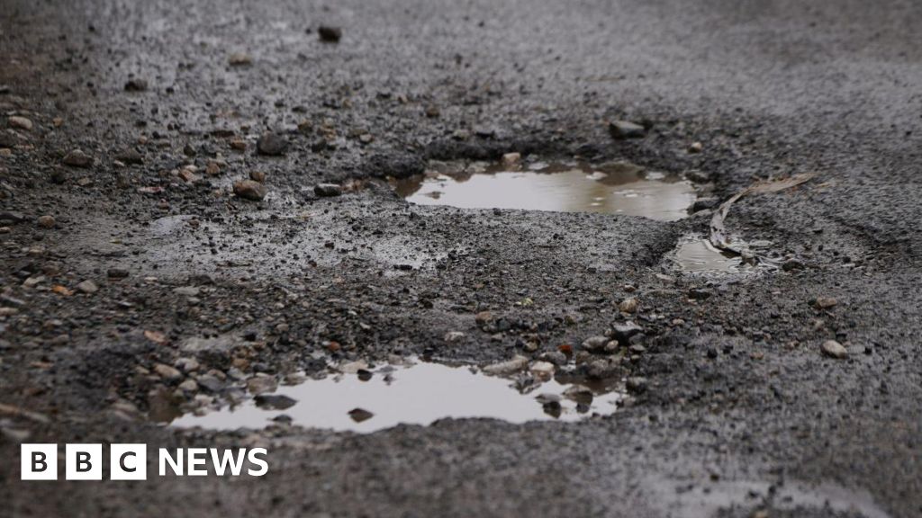 Lincolnshire: Pothole damage claims increase by a third - BBC News
