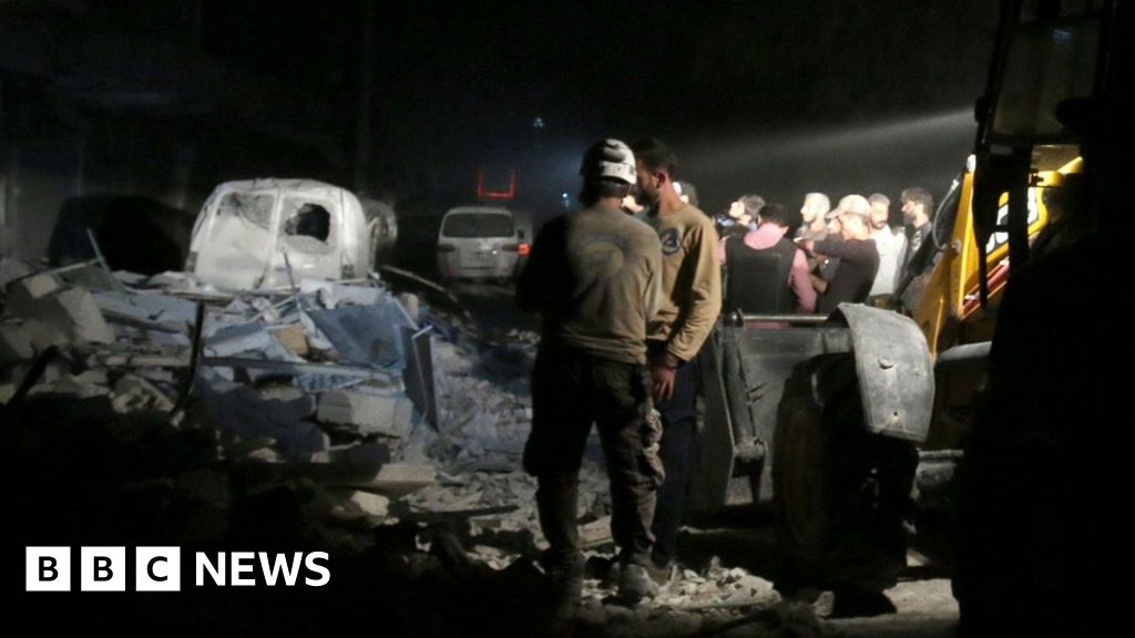 Aleppo bombing 'kills 14 members of one family' - BBC News