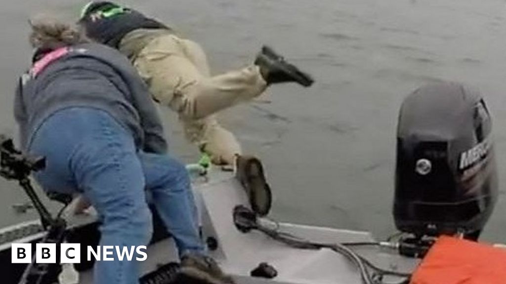 Fishermen escape crash by split-second - BBC News