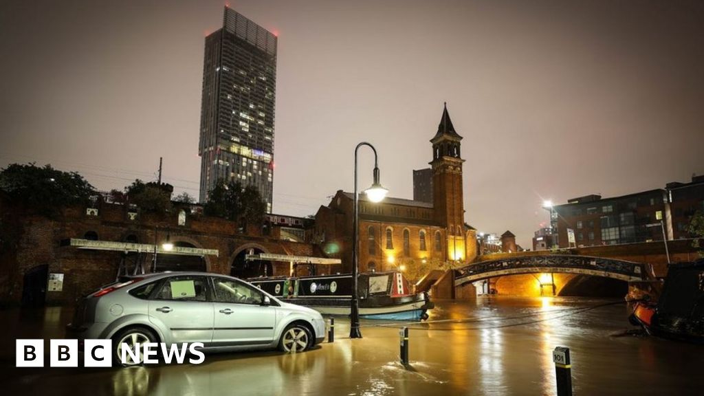 North West flood warnings as deluge causes travel chaos - BBC News