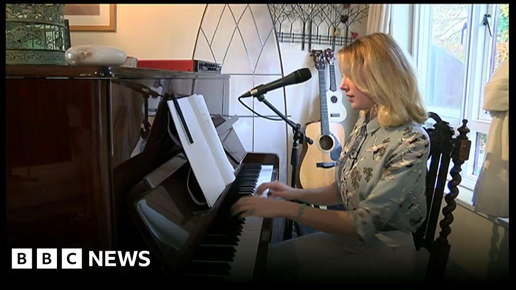 Forest Row singer says performing is 'mind-blowing' - BBC News