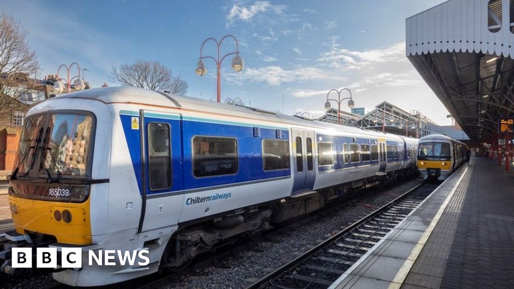 Chiltern Railways urges essential Easter travel only - BBC News