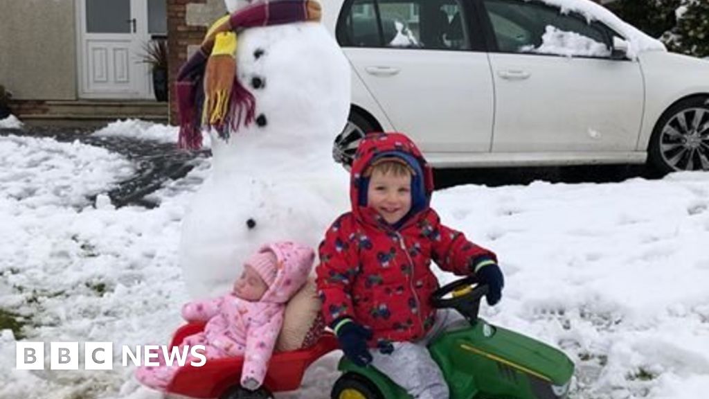 In pictures: Winter wonderland in Northern Ireland - BBC News