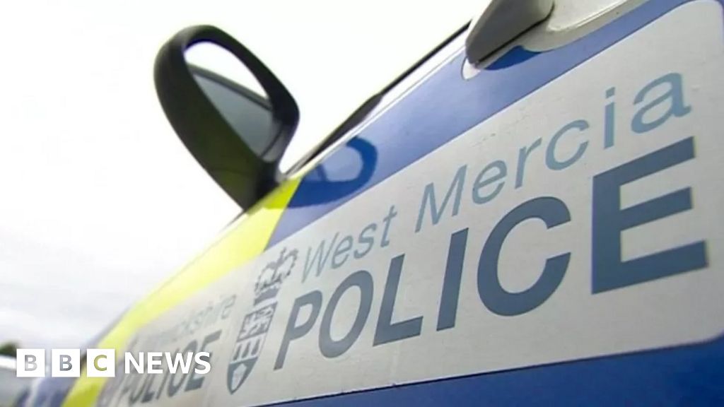 Worcester: Children and adults injured in car crash - BBC News
