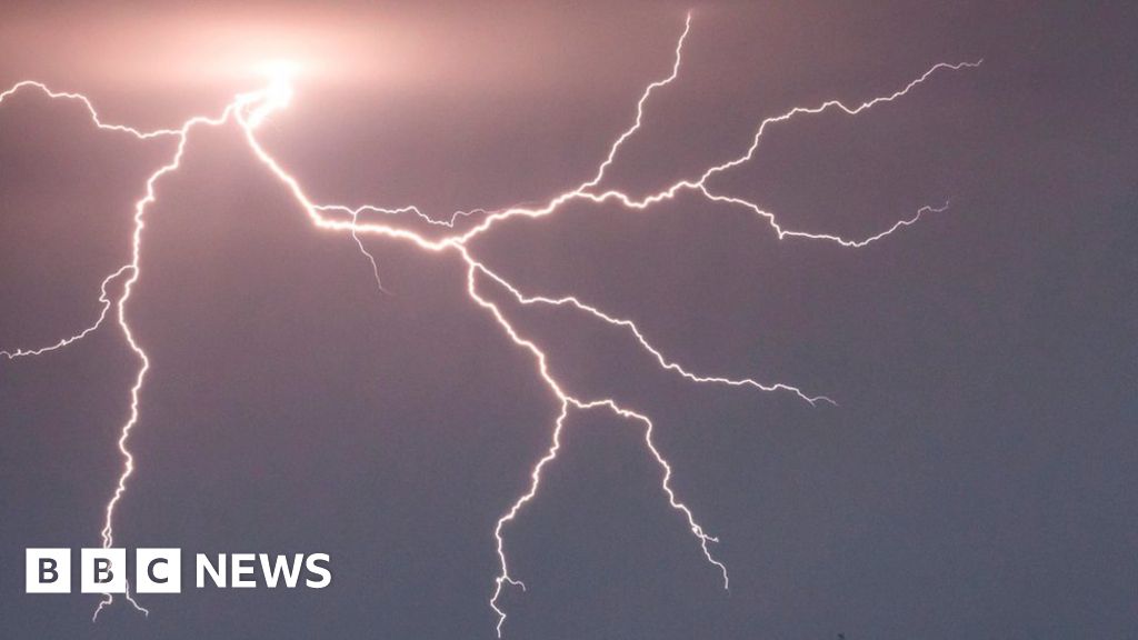 Lightning strikes hurt 15 people at French music festival - BBC News