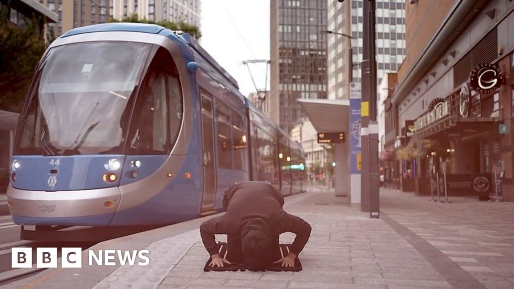 Birmingham Muslims' prayers brought to life in new show - BBC News