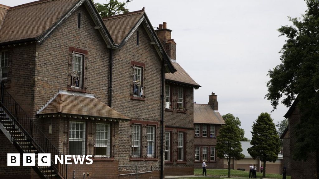 HMP Styal: Prison officer arrested in corruption probe - BBC News