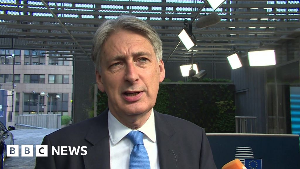 Brexit: Hammond's 'go it alone' warning over Galileo sat-nav scheme ...
