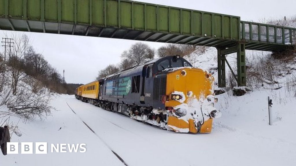 UK weather: Rail passengers face continued disruption - BBC News