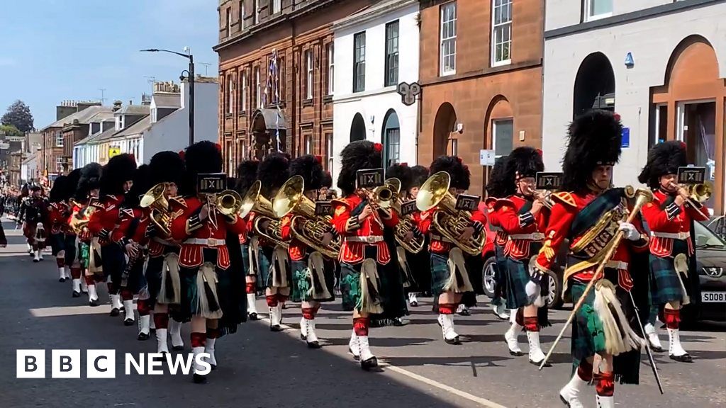 The Royal Regiment of Scotland parades through Dumfries - BBC News