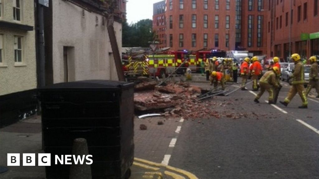 Wall collapses on to street in Partick in Glasgow - BBC News
