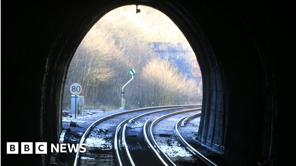 Brighton Main Line tunnel leaks to be plugged - BBC News