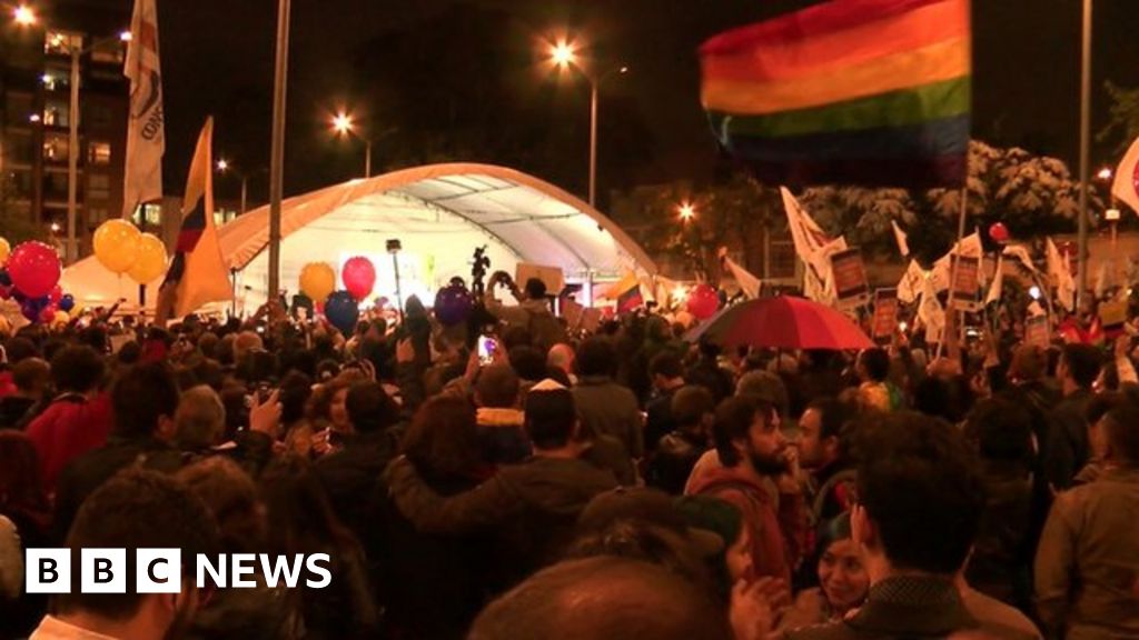 Colombians welcome Farc peace agreement deal - BBC News