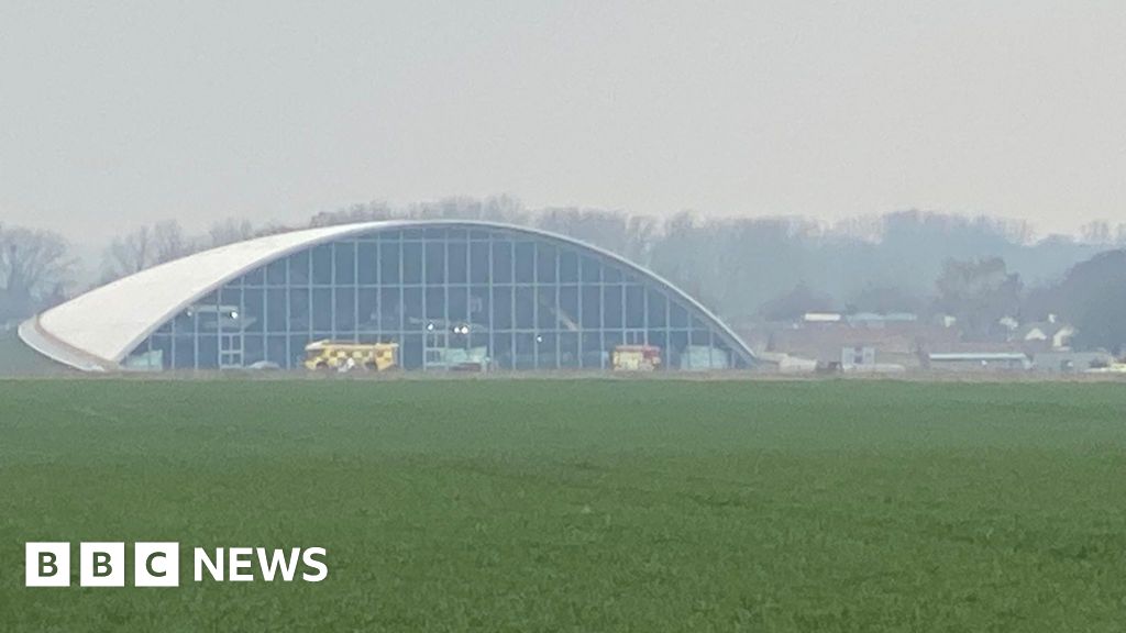 Duxford Airfield plane crash sees site closed to visitors - BBC News