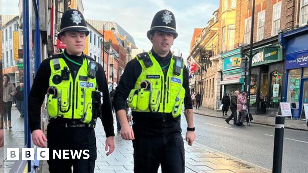 Police tackle shoplifting in Peterborough crackdown - BBC News
