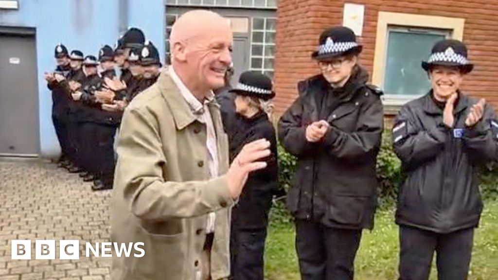 Dorset Police's oldest serving patrol officer retires from force - BBC News
