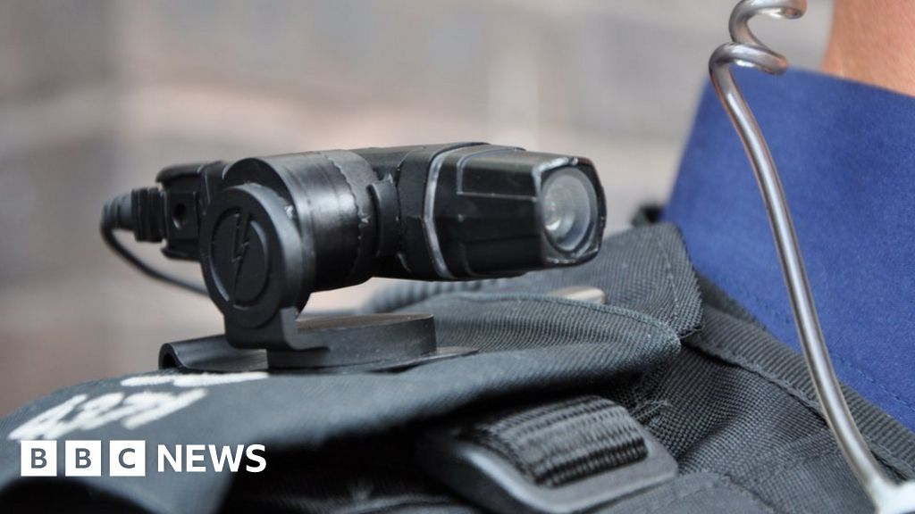 Body-worn cameras 'cut allegations' against police - BBC News
