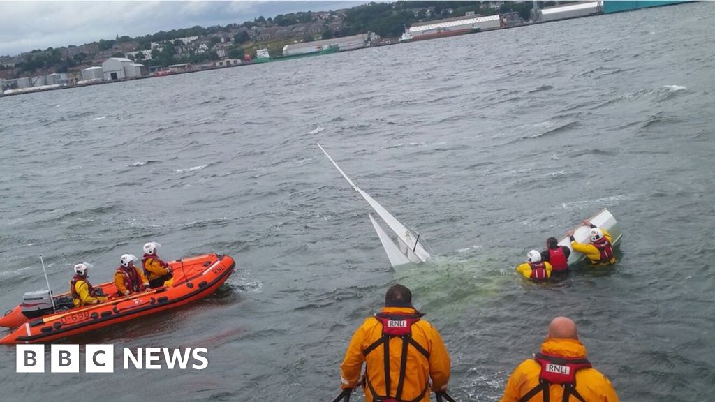 Lifeboat crews in boat rescue - BBC News