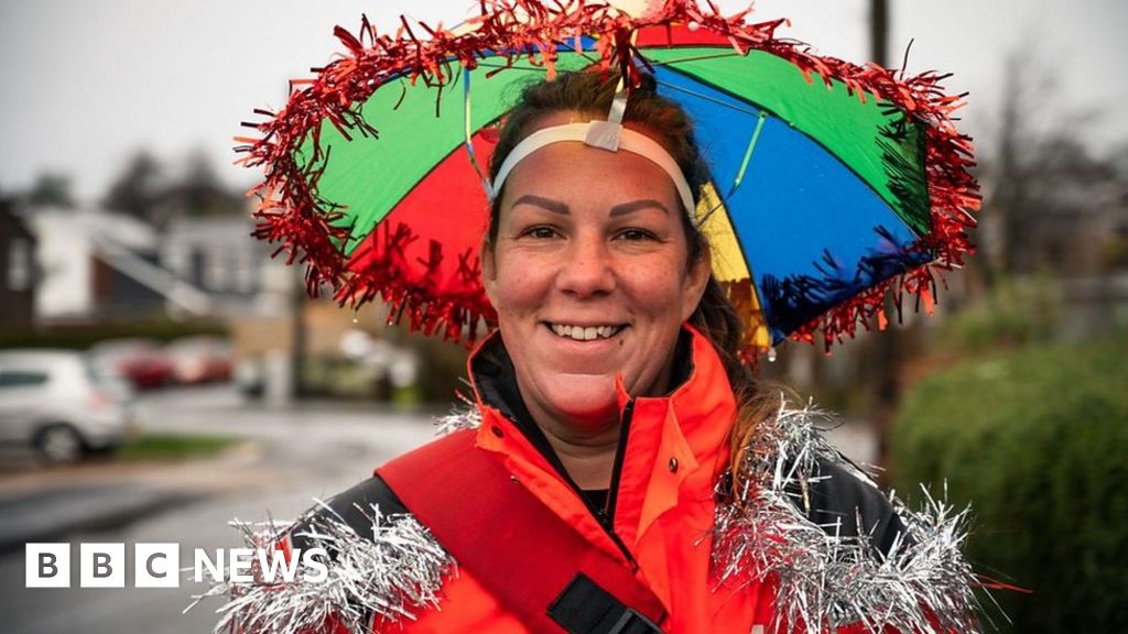 Covid: Postie helps those shielding on her round - BBC News