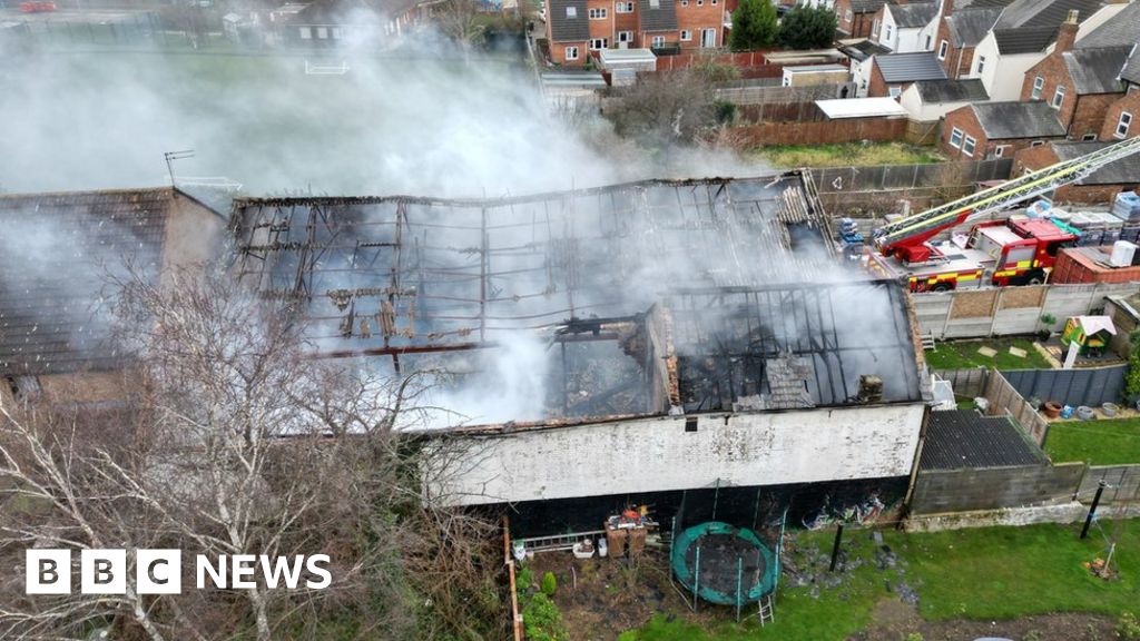 More than 30 firefighters tackle Peterborough fire - BBC News