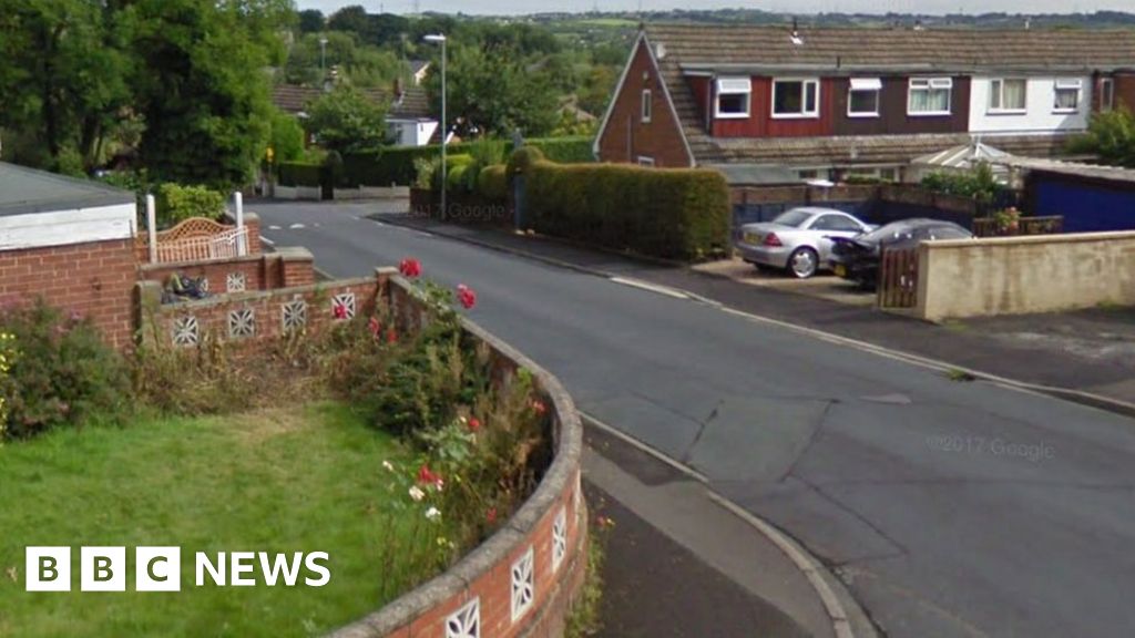 Cleckheaton: Man dies after car hits fence and stops in garden - BBC News
