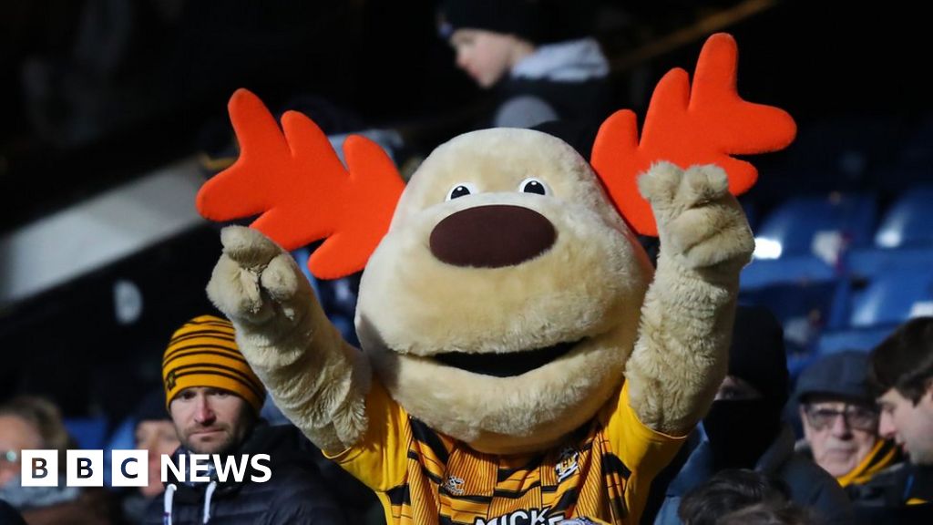Cambridge United appeals for 'energetic' moose mascot volunteer - BBC News