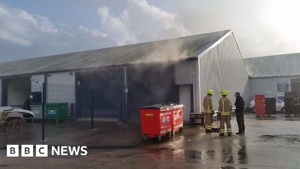 Cardiff fire: Showroom staff 'save' £11m of cars - BBC News