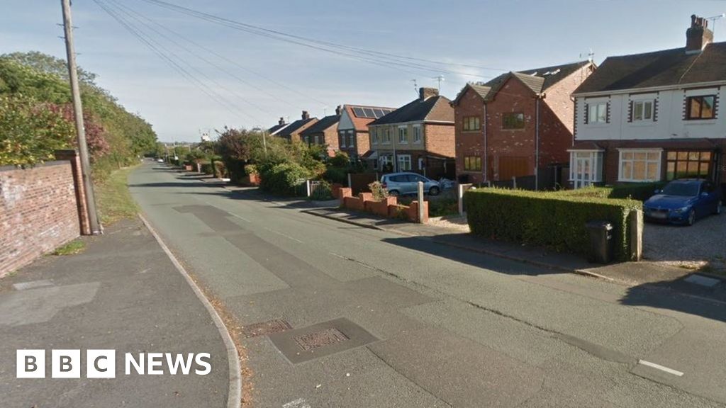 Police investigate after concern for girl in car in Deeside - BBC News