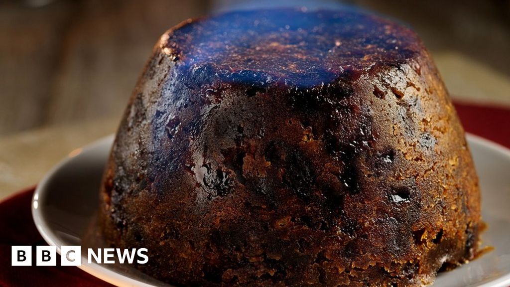Christmas pudding race held in Cambridge - BBC News