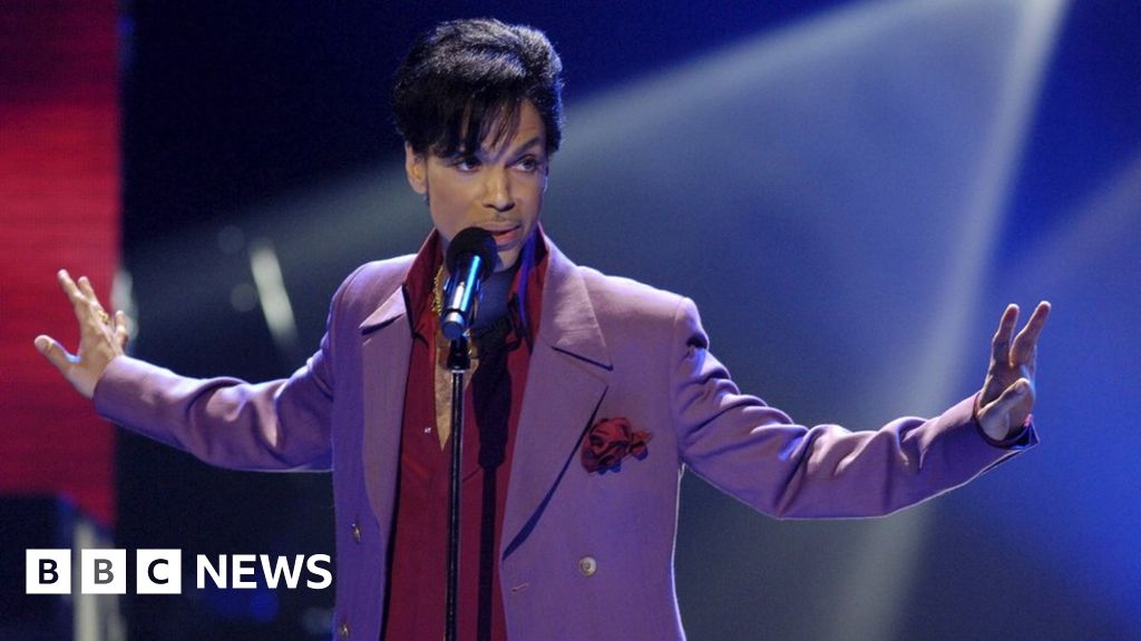 Prince protege Judith Hill recalls emergency landing - BBC News