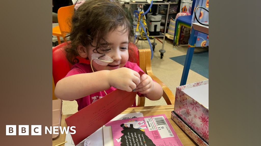 Christmas card appeal for heart transplant girl Evie Green - BBC News