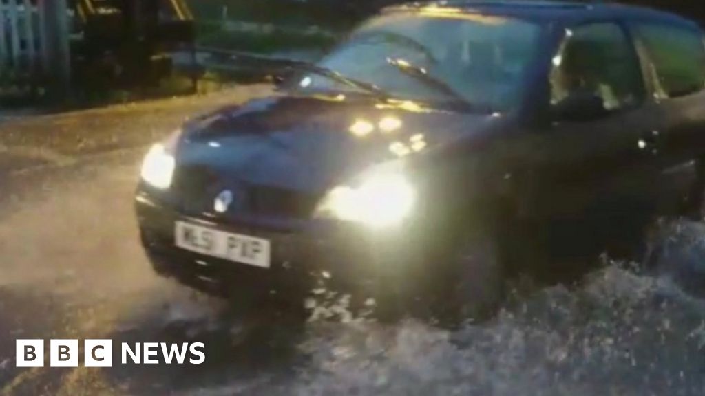 Storms and heavy rain lash Cornwall - BBC News