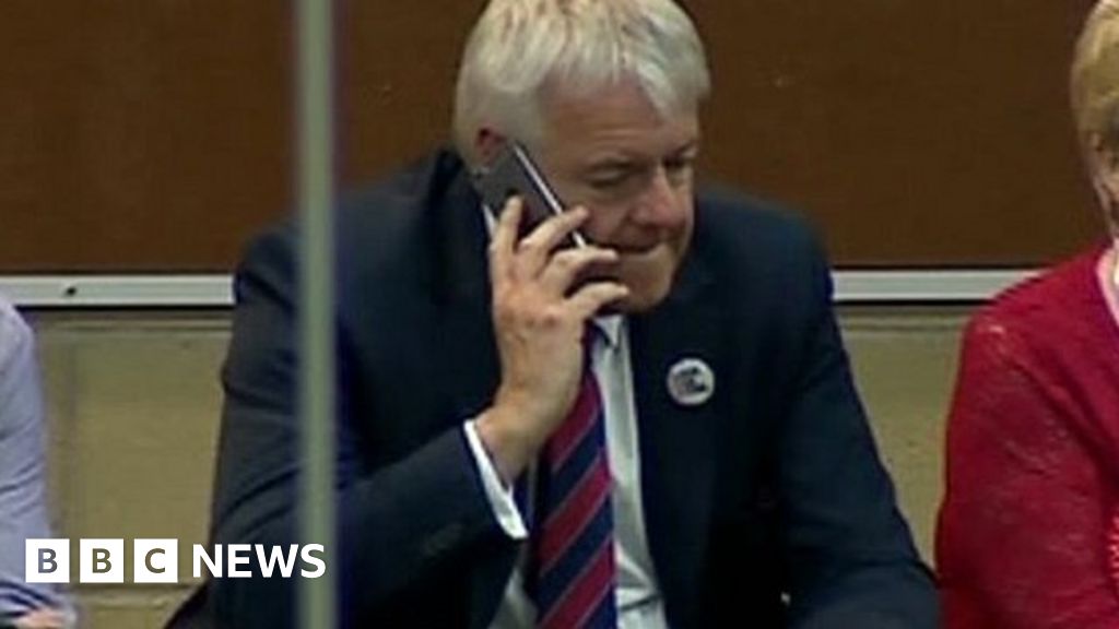 Welsh Assembly Election 2016: Who is Carwyn Jones consoling? - BBC News
