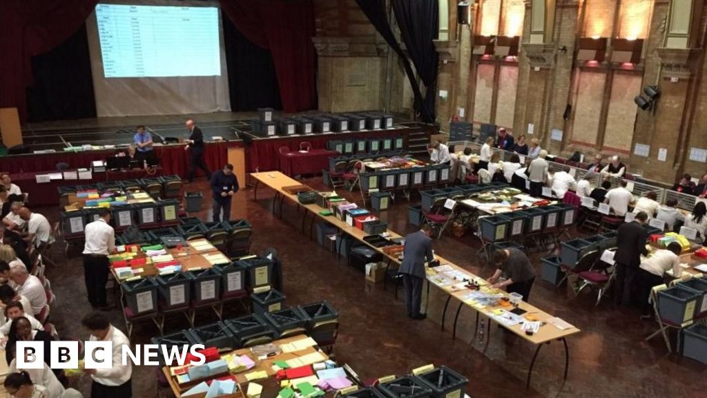 Council elections 2016: Labour holds Ipswich Borough Council - BBC News