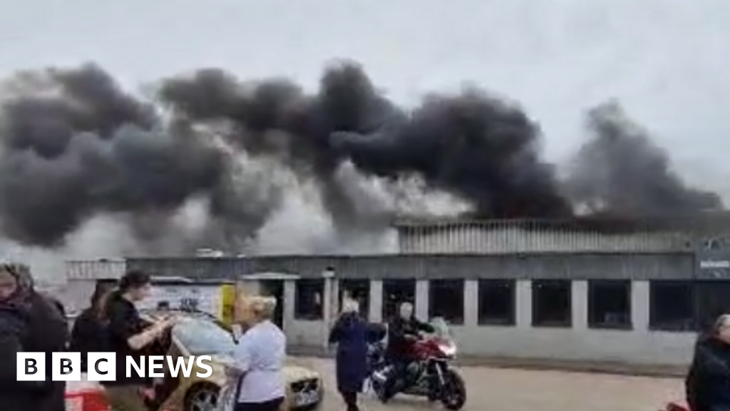 Firefighters tackle blaze at industrial site in Kent - BBC News