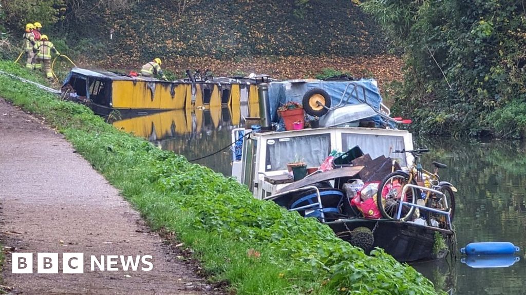 Devizes canal boat completely destroyed in fire - BBC News