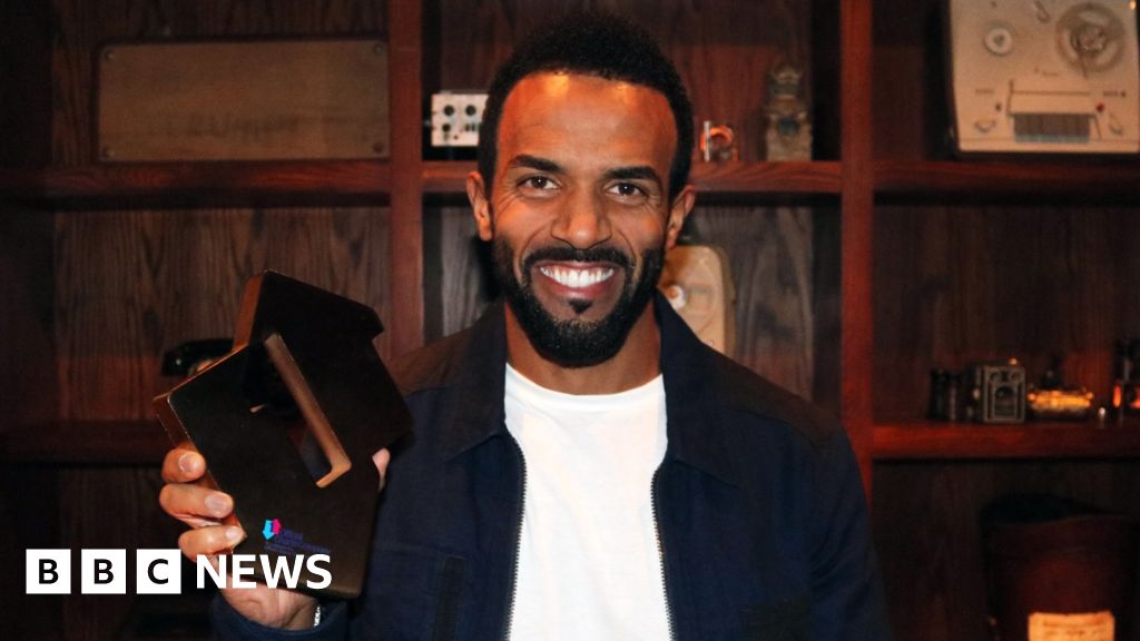 Craig David's comeback album tops chart - BBC News