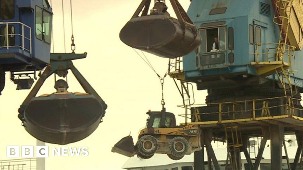 Newport docks want alternative M4 route option - BBC News