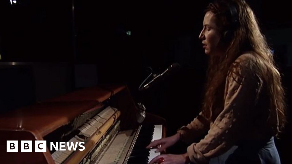 Kathryn Joseph wins 2015 Scottish Album of Year award - BBC News