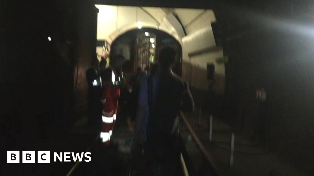 Stuck Tube train leaves '350 passengers' to walk tunnel - BBC News