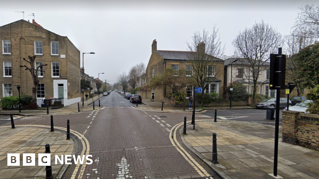 Hackney triple shooting: Man critical and two injured - BBC News