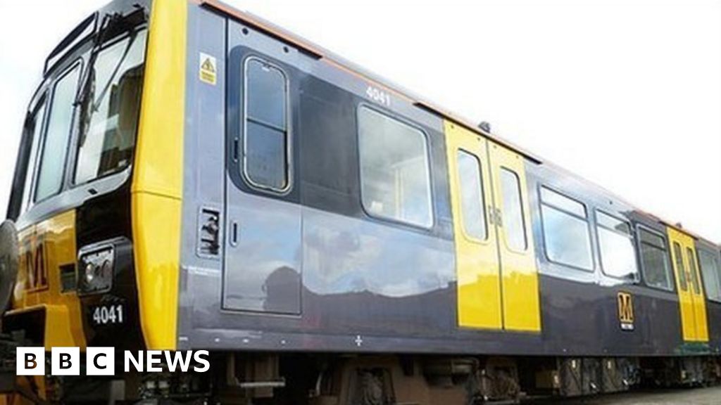 Metro carriage refurbishment 'completed five months early' - BBC News