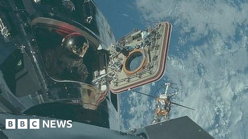 Thousands of Nasa Apollo mission photos uploaded online - BBC News