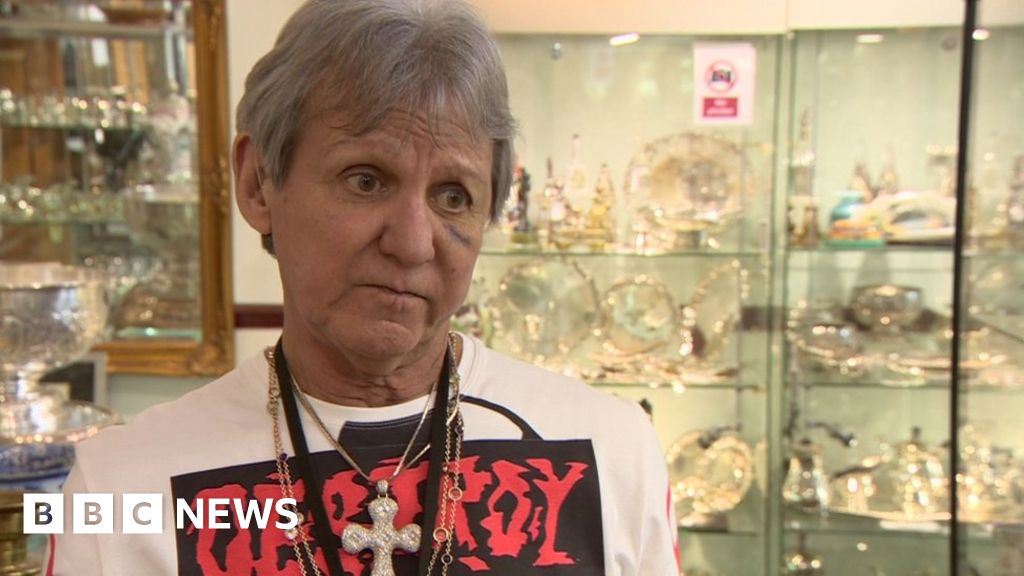 Chelsea jeweller 'lucky to be alive' after hammer robbery - BBC News