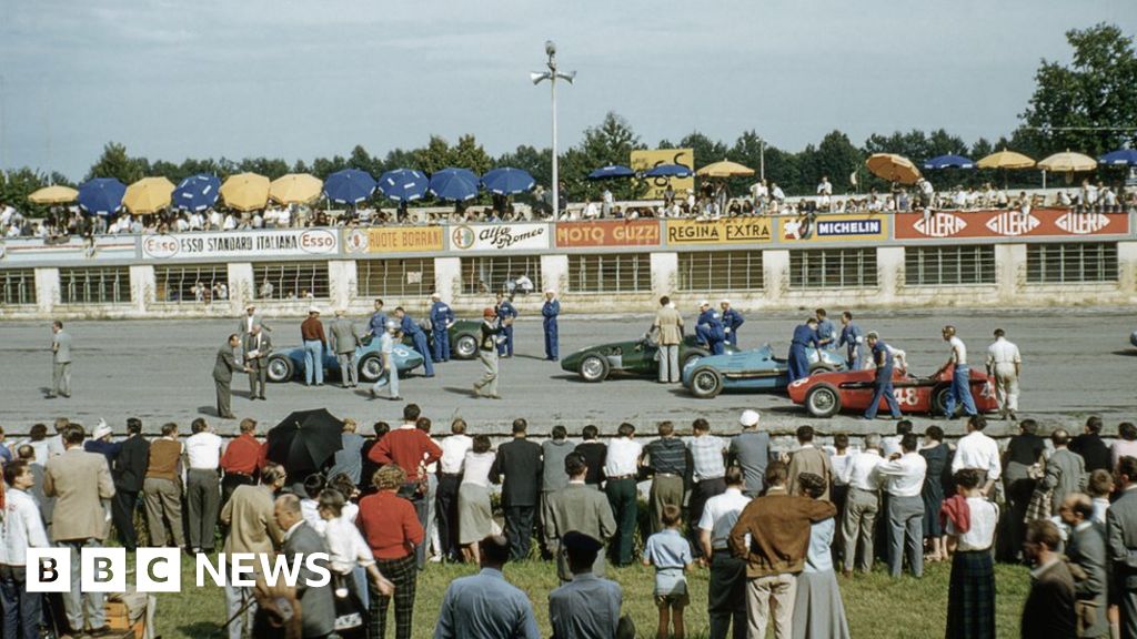 Amateur photographers capture golden age of motor racing - BBC News
