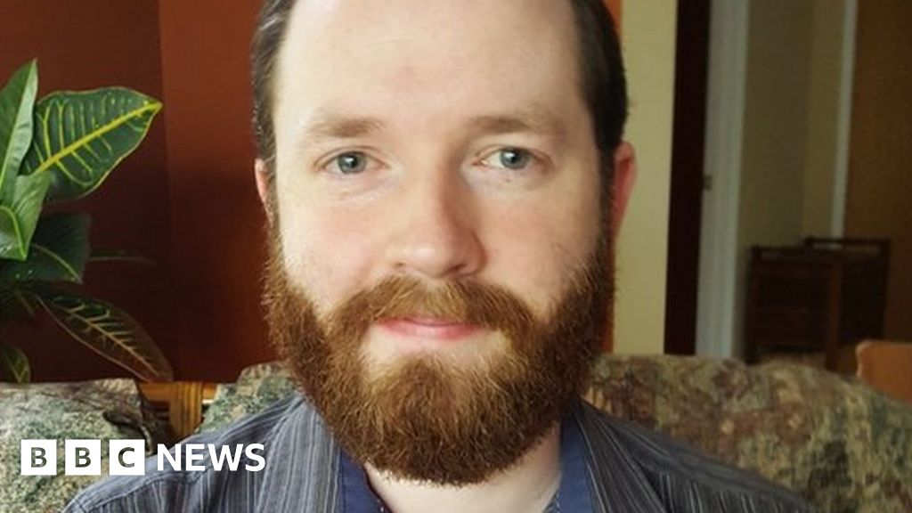 'I'm 30 and live at home with my parents' - BBC News