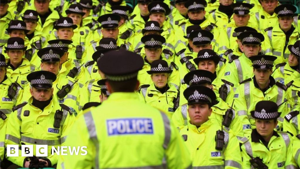 A third of Police Scotland staff 'plan to leave' - BBC News