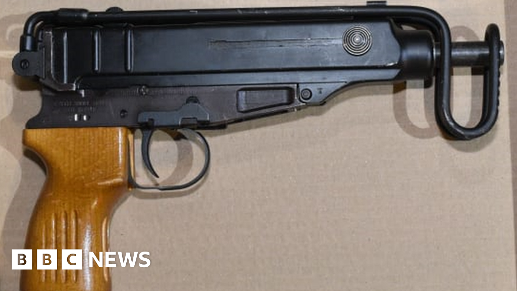 Met Police officers seize machine pistols in Chiswick