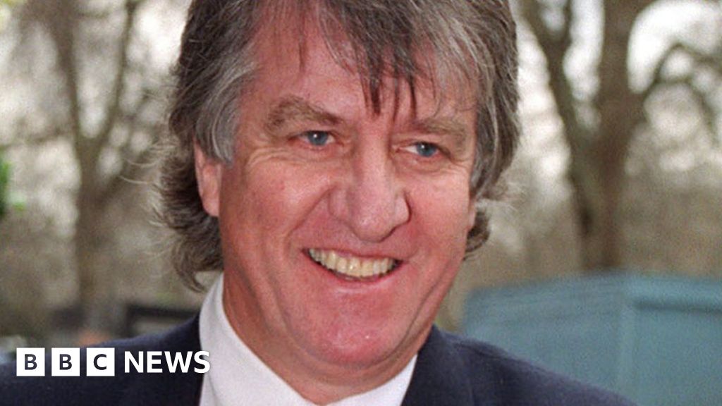 Ed 'Stewpot' Stewart, former BBC disc jockey, dies - BBC News