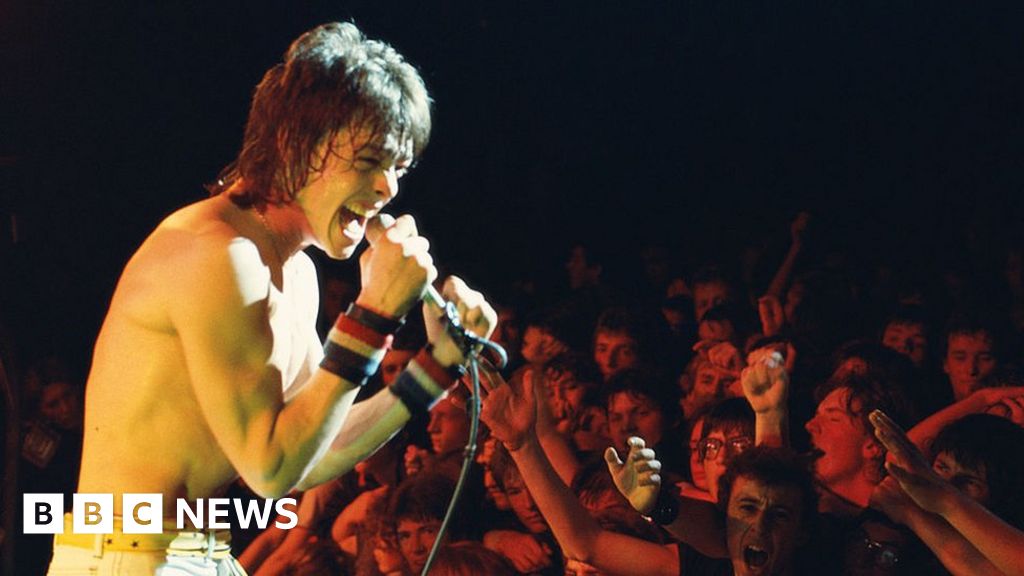 Eddie and the Hot Rods singer Barrie Masters dies - BBC News